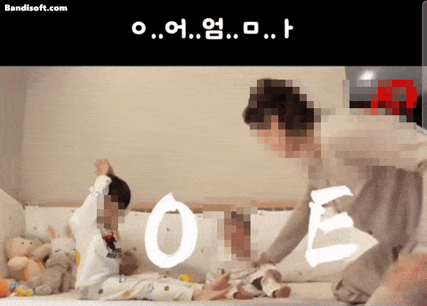 SNS가 뭐라고…LOVE 글자 연출하려고 1살 아기 발로 찬 엄마